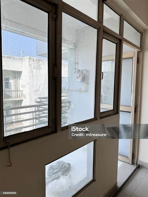 에어컨 장치 설치 Ac 주택 개조 리노베이션 냉각 솔루션 개념을 위한 구멍이 있는 벽이 있는 빈 방의 이미지 0명에 대한 스톡 사진 및 기타 이미지 Istock