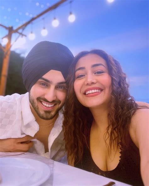 Neha Kakkar And Rohanpreet Singh Seal It With A Romantic Kiss Fans Get Couple Goals Iwmbuzz