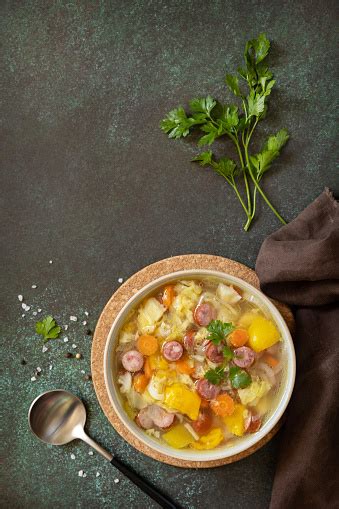 돌 탁자 위의 그릇에 소시지와 야채를 곁들인 전통적인 젤나카 양배추 수프 체코 요리 위에서 본 모습 공간을 복사합니다 0명에 대한 스톡 사진 및 기타 이미지 Istock