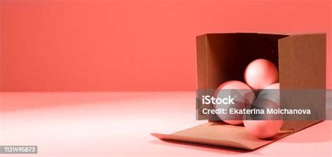 공예 골 판지 상자에서 떨어지는 계란 창조적 인 부활절 개념입니다 현대 단색 배경입니다 살아있는 산호 악센트 올해의 색상 2019 0명에 대한 스톡 사진 및 기타 이미지