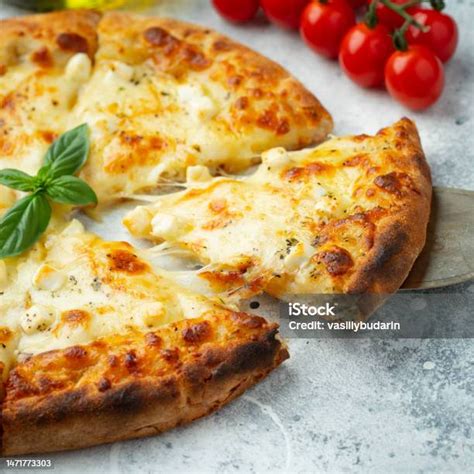 가벼운 콘크리트 배경에 스트레칭 치즈와 바질이있는 이탈리아 피자 네 가지 치즈 건강하지 못한 생활방식에 대한 스톡 사진 및 기타 이미지 건강하지 못한 생활방식 건강한