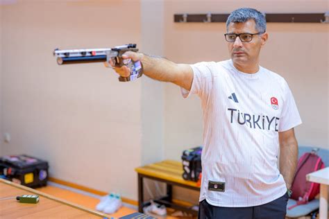 După Ce A Devenit Senzație La Olimpiadă Sportivul Turc Yusuf Dikec