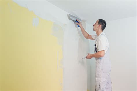 일하는 남자가 주걱으로 아파트의 벽에 퍼티를 적용하고 새 집에서 수리합니다 석고 자연 현상에 대한 스톡 사진 및 기타 이미지 석고 자연 현상 시멘트 가정의 방