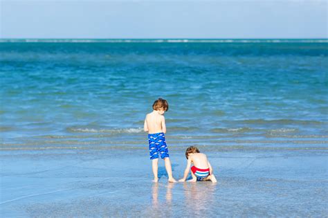 열 대 해변 행복 한 가장 친한 친구 재생 우정 개념에 재미 두 작은 아이 소년 형제 형제 쌍둥이 가족 배경에 손바닥으로 보고 바다에서 가족 휴가 2명에 대한 스톡 사진 및
