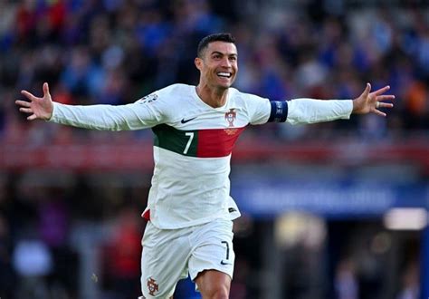 هدیه خاص رونالدو به یک دختر نابینا عکس