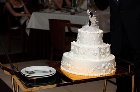 아름 다운 흰색 3 계층 웨딩 케이크 디저트 테이블에서 신혼의 동상으로 장식 0명에 대한 스톡 사진 및 기타 이미지 0명 건강한 식생활 결혼식 Istock