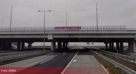 Транспаренти Војводина је Србија на ауто путу од Београда ка Сремској Митровици