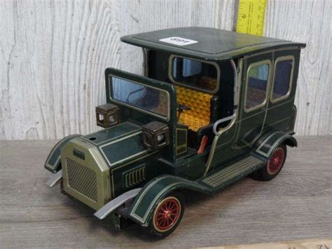Battery Operated Tin Car Dunker Auction