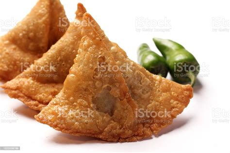 흰색 배경에 고립 된 감자 사모사 간식 인도 라마단 음식 파키스탄 이프타르 식사 사모사에 대한 스톡 사진 및 기타 이미지 사모사 길거리 음식 인도 문화 Istock
