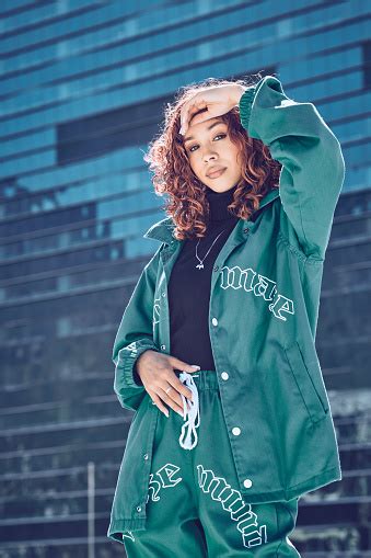 흑인 여성 힙합 현대적인 패션 옷 도시 스타일 초초한 옷을 입은 도시의 거리 모델 자신감 넘치는 Z세대의 아름다움 마을 건물