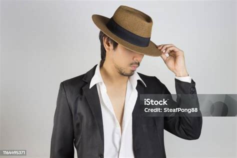 앞면보기에서 검은 양복과 흰색 셔츠와 모자 패션의 초상화 남자 Friendly Match에 대한 스톡 사진 및 기타 이미지 Friendly Match 가냘픈 검은색