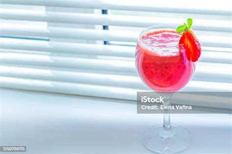 신선한 아이스 딸기 스무디와인 잔에 딸기와 민트 조각으로 장식된 창 여름 슬러시 음료 닫고 텍스트를 위한 공간을 복사합니다 0명에 대한 스톡 사진 및 기타 이미지 Istock