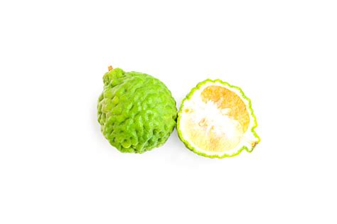 신선한 베르가못 과일 또는 Kaffir 라임 과일과 흰색 배경에 격리 된 반 조각으로 잘라 유기농 허브 과일 0명에 대한 스톡 사진 및 기타 이미지 Istock