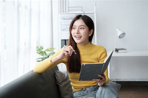 소파에서 책을 읽고 거실 소파에서 휴식을 취하면서 공부하고 배우는 예쁜 소녀 가구에 대한 스톡 사진 및 기타 이미지 가구 간 내부 기관 거실 Istock