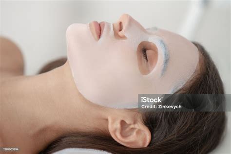 젊은 여자 와 A 마스크 시트 에 그녀의 얼굴 찾고 편안 하 게 30 34세에 대한 스톡 사진 및 기타 이미지 30 34세 가꿔주기 고객 Istock