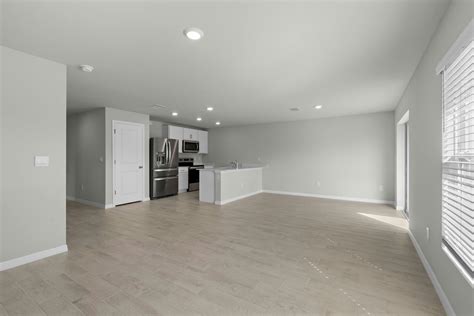 실내 가라앉다 개방형 개념 개조 된 거실 건축 깨끗한 나무 바닥 냉장고 널찍한 디자인 마이크로파 미니멀리스트 바닥 부동산 부동산 목록 부엌