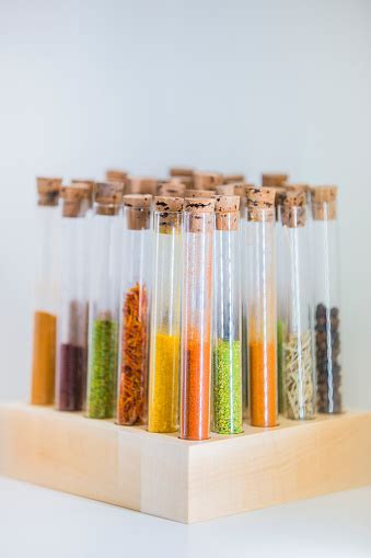 부엌 디자인 화학의 테스트 튜브의 형태로 향신료에 대 한 저장 탱크 다양 한 색깔의 부엌에서 양념 파프리카 심 황 사프란 후추 고 수 마늘 가루로 빻은에 대한 스톡 사진 및