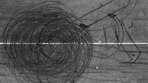 아스팔트 활주로 도로 경주 트랙 질감 및 배경의 타이어 트랙 마크 추상 배경 검은 타이어 트랙은 레이싱 서킷의 아스팔트 도로에서 미끄러지고 타이어 마크는 아스팔트 도로에