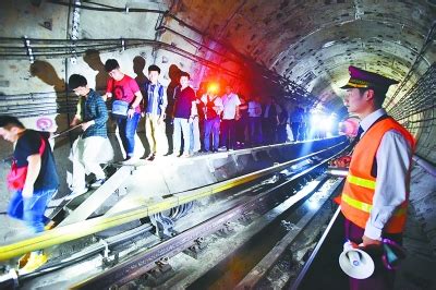 地铁列车零点行进中突然起火 165名乘客走疏散平台安全逃生 武汉 新闻中心 长江网 cjn cn