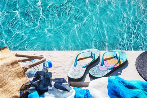 수영장과 밀짚 모자 화려한 플립 플롭 고리버들 가방 밀짚 모자 화창한 여름 배경으로 여전히 물이있는 병 0명에 대한 스톡 사진 및 기타 이미지 Istock