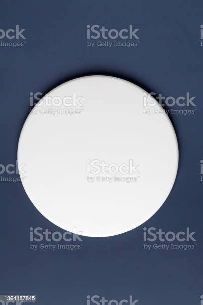 연단 프리젠 테이션을위한 흰색 라운드 연단 푸른 배경에 자연의 아름다움 받침대 사진술 맨 위 보기입니다 0명에 대한 스톡 사진 및 기타 이미지 Istock