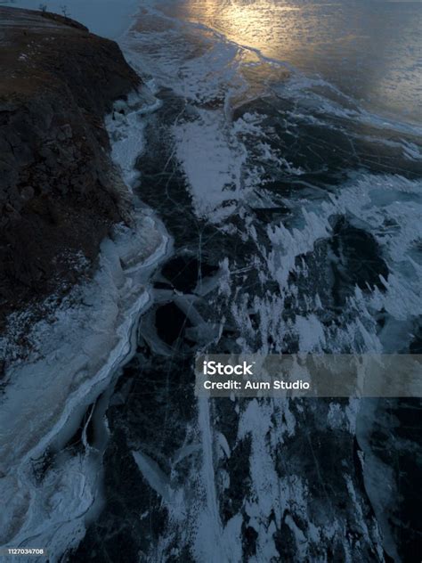 일몰에 겨울에 얼어붙은 바이칼 호수의 공중 사진 올혼 섬입니다 러시아 겨울에 대한 스톡 사진 및 기타 이미지 겨울 냉동된 러시아 Istock