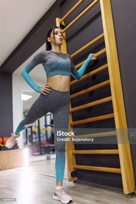 젊은 적합 여자 하 고 워밍업 올라 스트레칭 전에 그녀의 운동 에 그만큼 체육관 20 29세에 대한 스톡 사진 및 기타 이미지