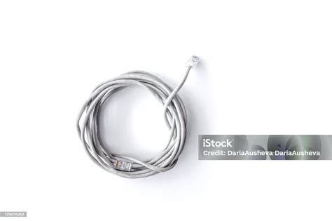 흰색 배경 위에 분리 된 트위스트 쌍 회색 네트워크 인터넷 케이블 맨 위 보기입니다 0명에 대한 스톡 사진 및 기타 이미지 0명 고압 전류 주의 다발 Istock