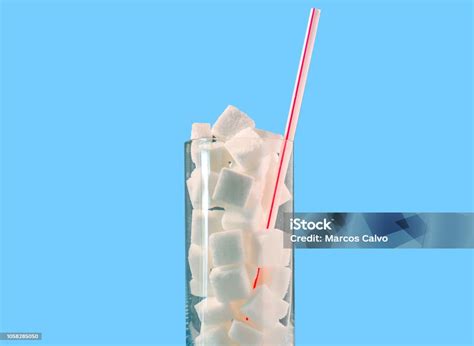 설탕 큐브 및 포도 당 중독 건강 하지 못한 초과 칼로리와 영양 칼로리 학대의 흰색 배경에 고립 밀 짚의 가득 차 있는 다과 유리의 개념적 매크로 정 이미지 0명에 대한