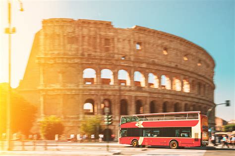 로마 이탈리아 콜로세움 눈부심 빛 온 레드 홉 온 홉 온 홉 오프 관광 버스 플라비안 원형극장 근처 관광 유명한 세계 유네스코 랜드 마크 보기를 강조 표시합니다 경치 좋은
