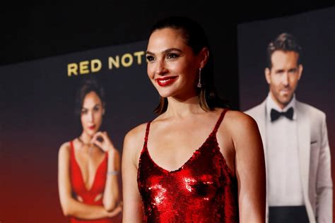 Gal Gadot Looked Like A Red Hot Milf At The Premiere Of Red Notice