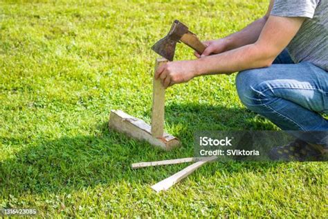나무를 자르기위한 도끼 남자는 오래된 녹슨 도끼로 불을 밝히기 위해 통나무를 자르고 있습니다 나무에 대한 스톡 사진 및 기타 이미지 Istock