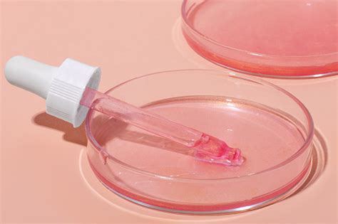 화장품 피펫은 로즈 골드가 든 페트리 접시에 있습니다 또는 반짝이는 분홍색 액체 화장품 젤 의학의 실험실 연구 화학 건강관리와 의술에 대한 스톡 사진 및 기타 이미지