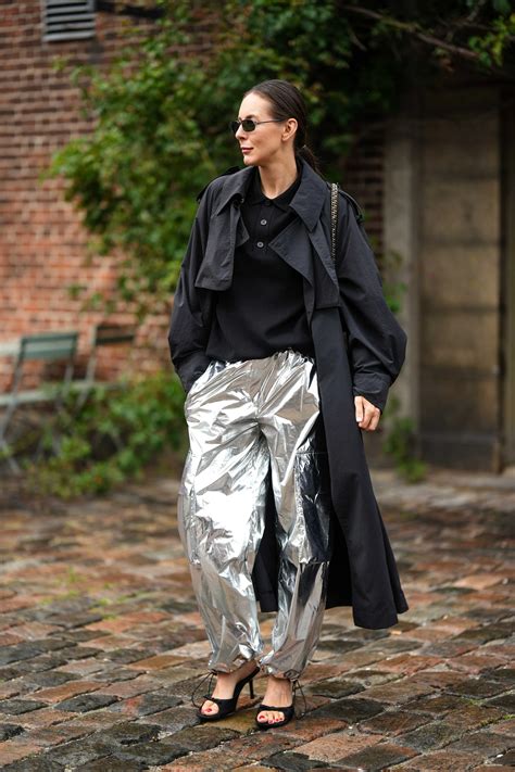 Як носити металеві штани цієї осені Читайте на Ukr Net