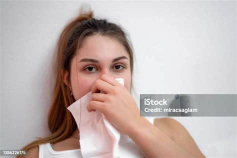 코 손수건을 불고 물 한 잔으로 알약을 복용 건강에 해로운 아픈 소녀 가정 생활에 대한 스톡 사진 및 기타 이미지 가정 생활 감기바이러스 감기와 독감 Istock