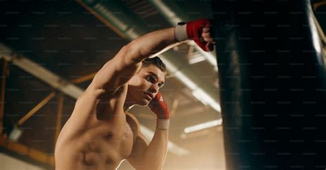 복싱 클럽에서 운동하는 동안 펀칭 백을 치는 근육질의 스포츠맨의 낮은 각도 보기 사진 Unsplash의 세르비아 이미지