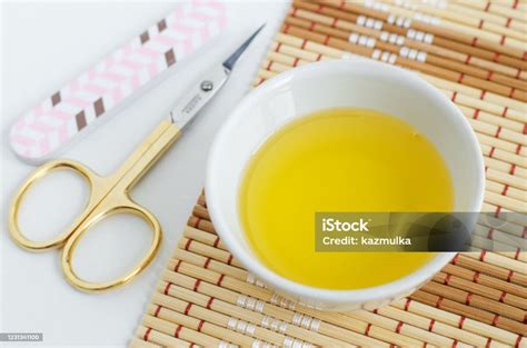 천연 손톱과 표피 치료를위한 올리브 오일 가위 및 네일 파일이있는 흰색 그릇 집에서 만든 매니큐어와 페디큐어 개념 상단 보기 복사 공간 손톱에 대한 스톡 사진 및 기타