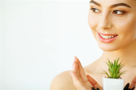 스킨 케어입니다 그린 알로에 베라 공장을 보유 하는 맑은 피부와 함께 여자 미용 치료입니다 화장품입니다 미용실 스파 가꿔주기에 대한 스톡 사진 및 기타 이미지 Istock