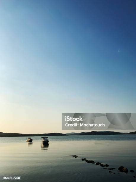 나무와 돌의 많은 맑은 물 호수와 보트 바다 산 맑은 비 구름 맑은 날씨와 큰 풍경 배경입니다 0명에 대한 스톡 사진 및 기타 이미지 Istock