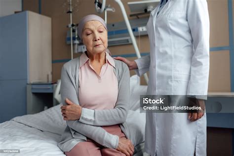 여성 의사 주면서 화가 암과 병원에서 교차 하는 팔 고위 여자 병원에 대한 스톡 사진 및 기타 이미지 병원 걱정하는 건강관리와 의술 Istock