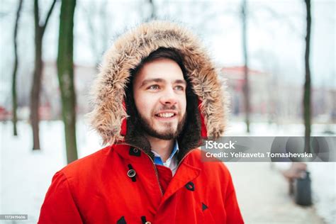 빨간 겨울 재킷을 입은 수염을 머리에 쓰고 수염을 기르고 미소 짓는 젊은 세련된 남자의 초상화 겨울과 서리 테마 겨울에 대한 스톡 사진 및 기타 이미지 Istock