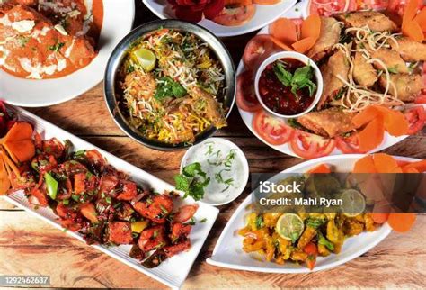 나무 배경에 다양한 인도 음식 양고기 비리야니 레몬 치킨 칠리 치킨 봄 롤 인도 요리의 요리와 전채 고기에 대한 스톡 사진 및 기타 이미지 Istock