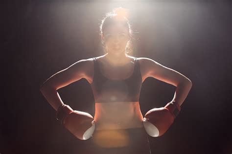 권투 빛 자신감 챔피언 아래 어두운 반지에 서 장갑에 여자 복서 갈색 머리에 대한 스톡 사진 및 기타 이미지 갈색 머리 건강관리와 의술 건강한 생활방식 Istock