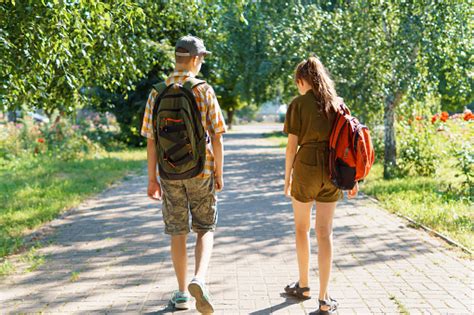 학교 학생들 십대 소년과 소녀가 거리를 걷고 재미 있고 이야기하고 도시 공원에서 밝은 여름날 길과 나뭇잎을 가지고 있습니다 2명에 대한 스톡 사진 및 기타 이미지 Istock