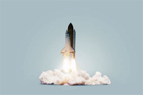 창조적 인 셔틀 로켓은 파란색 배경 개념에 폭발과 연기 구름으로 성공적으로 이륙합니다 우주선 발사 창의적인 아이디어 시작합니다 0명에 대한 스톡 사진 및 기타 이미지