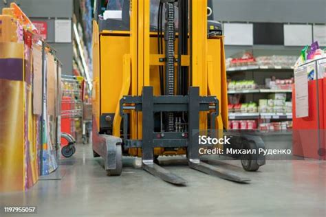 창고에서 지게차 작업 및 새로운 소득 제품의 상자를 들어 올려 건물 외관에 대한 스톡 사진 및 기타 이미지 건물 외관 건축물 교통수단 Istock