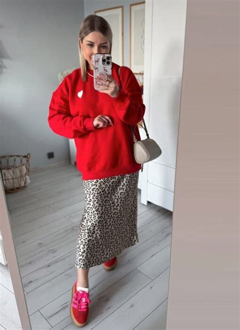 18 идей с чем носить леопардовую юбку в 2025 году