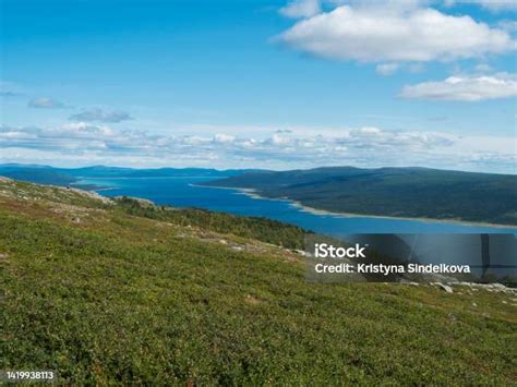 Tjaktjajaure 호수 스웨덴 라플란드의 Sarek 국립 공원에있는 Kungsleden 하이킹 트레일에서 계곡을 볼 수 있습니다 산 언덕 바위 및 자작 나무 나무가있는