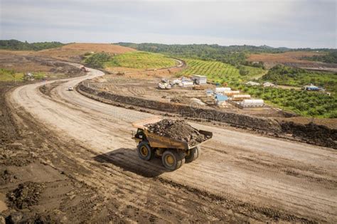 Loading Coal Into Body Truck Mining Truck Mining Machineryto Transport Coal Indonesia Coal