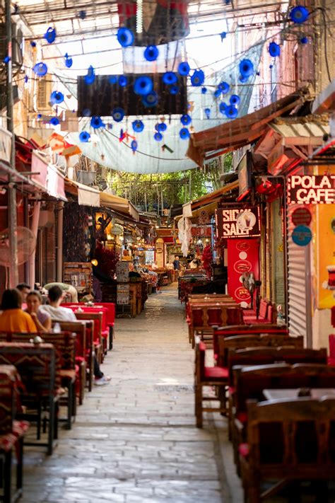 거리 건축 관광 관광 명소 다채로운 도시 거리 도시 경관 도시의 동부 바자 랜드마크 매달려 장식 매력 문화 관광 문화적 바자 번화 한 보도 카페